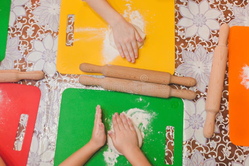 Kinder Machen Pizza Selbst Gemacht Stockfoto - Bild von zicklein ...