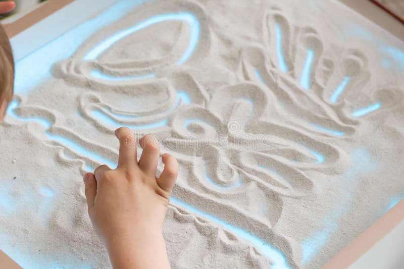 Kinder Malen in Der Interaktiven Sandtischanimation Stockbild - Bild ...