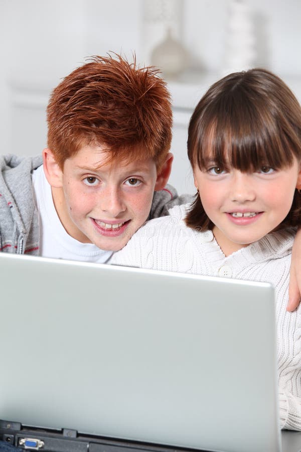 Kinder spielen am Computer stockfoto. Bild von internet - 36810662