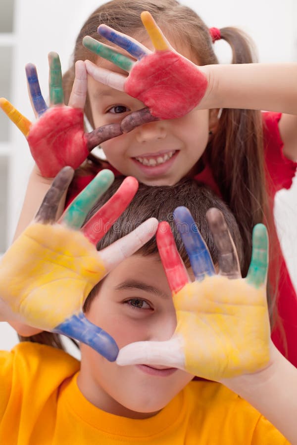 Kinder, Die Mit Den Fingern Spielen Stockbild - Bild von mädchen, rosa ...