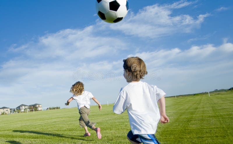 Kinder mit Fußball stockfoto. Bild von aktiv, leute, lebensstil - 29210456