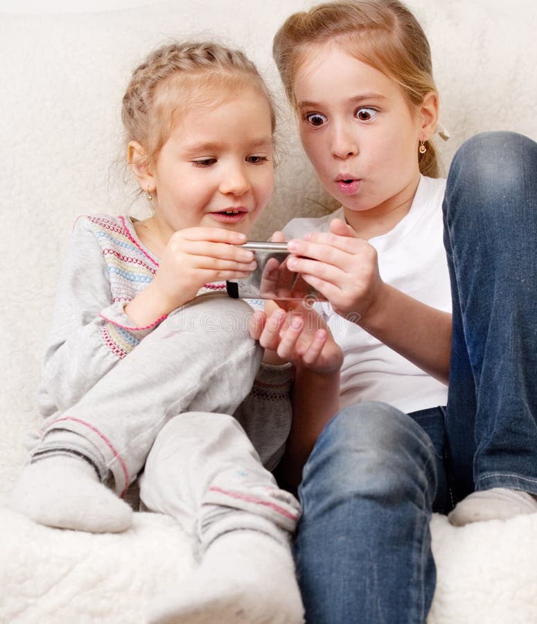 Kinder mit Handy stockbild. Bild von telefon, kaukasisch - 40658837