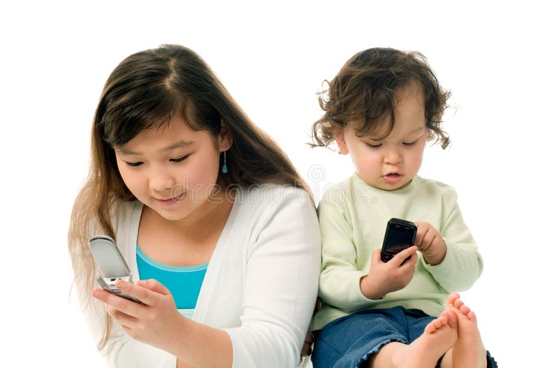 Kinder Mit Dem Handy Im Freien Jungen, Die Anwendung Lächeln, Schauen ...