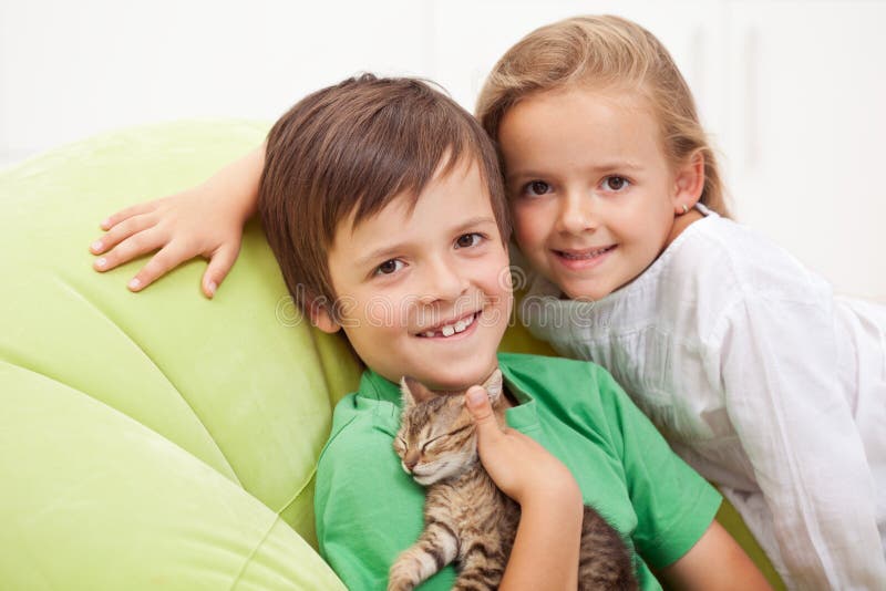 Kinder Mit Ihrem Neuen Haustier Stockbild - Bild von umarmung, tiere ...