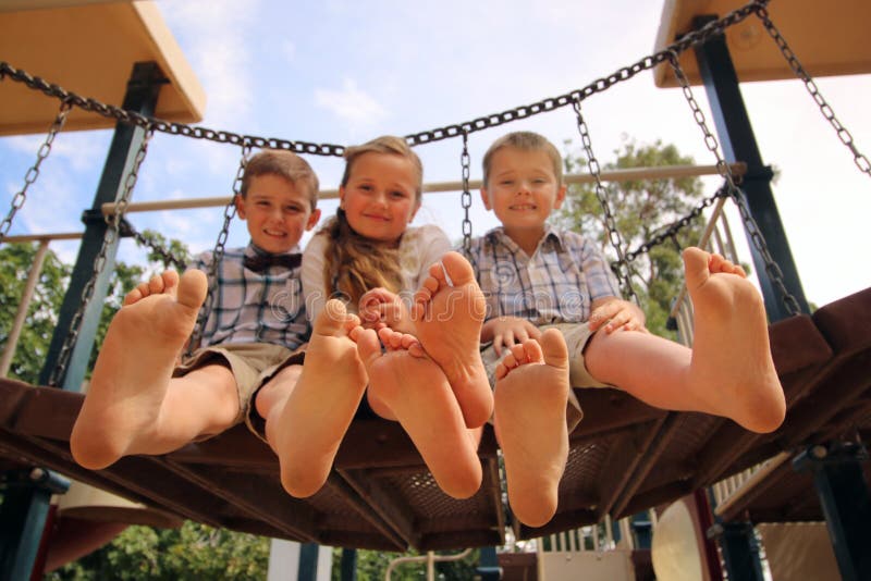 Kinder Mit Den Füßen in Der Luft/während Sie Gekitzelt Werden Stockfoto ...