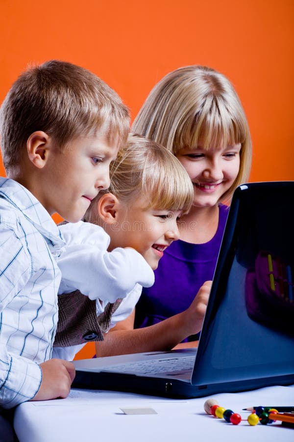 Kinder mit Laptop stockbild. Bild von zicklein, aktivität - 11724617