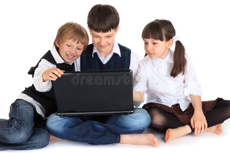 Kinder Mit Einer Laptop-Computer Stockfoto - Bild von ausbildung ...