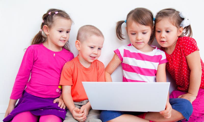 Kinder Mit Einem Laptop-Computer Stockfoto - Bild von ausbildung ...