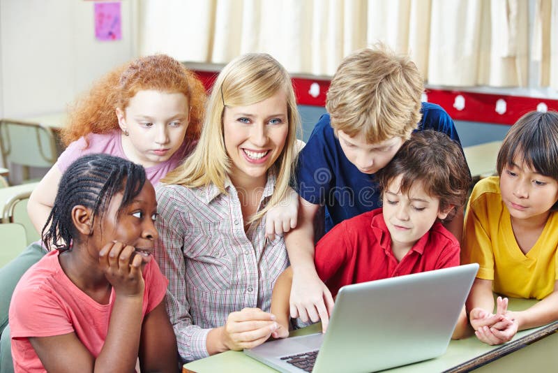 Kinder am Computer Mit Erzieher Im Kindergarten Stockfoto - Bild von ...