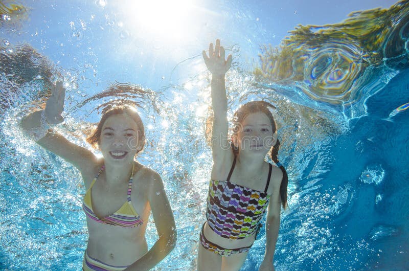 Kinder Schwimmen Im Pool Unter Wasser Mädchen Haben Spaß Im Wasser