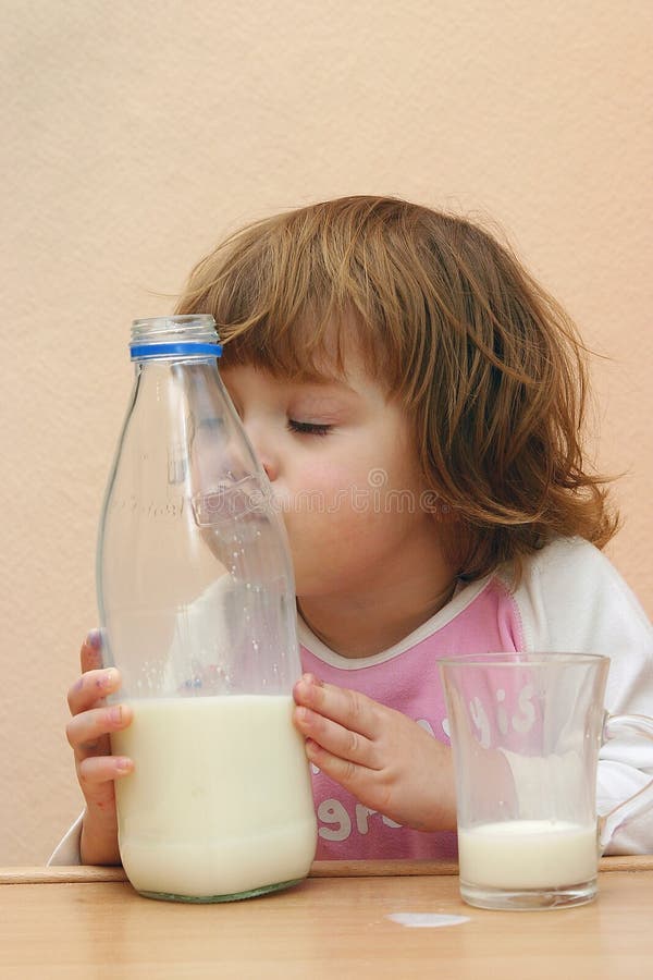 Kinder Sollten Milch Trinken Stockbild - Bild von diät, gesund: 1905795