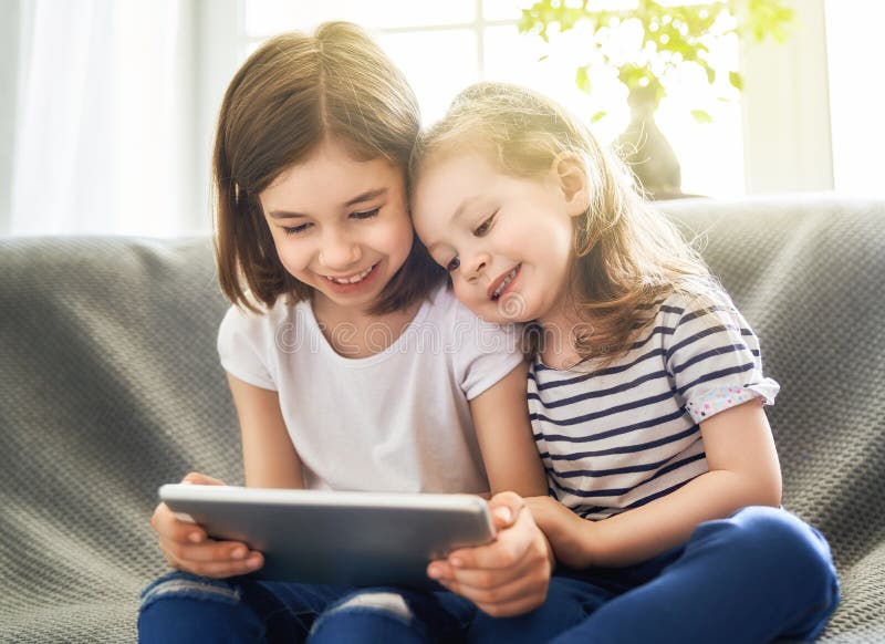 Kinder Spielen Mit Tablette Stockbild - Bild von zicklein, schön: 117578365