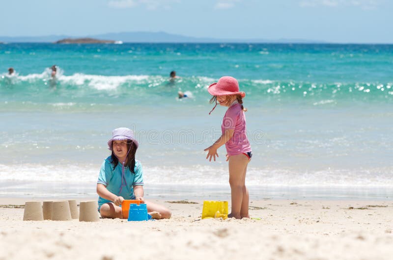 Kinder am Strand stockfoto. Bild von hüte, ozean, feiertage - 22096564