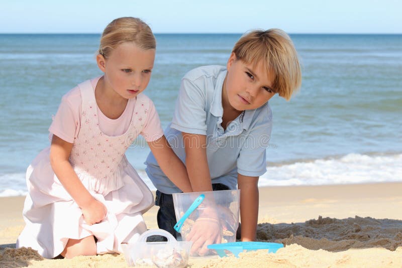 Kinder am Strand stockfoto. Bild von wellen, scherz, kind - 36896738