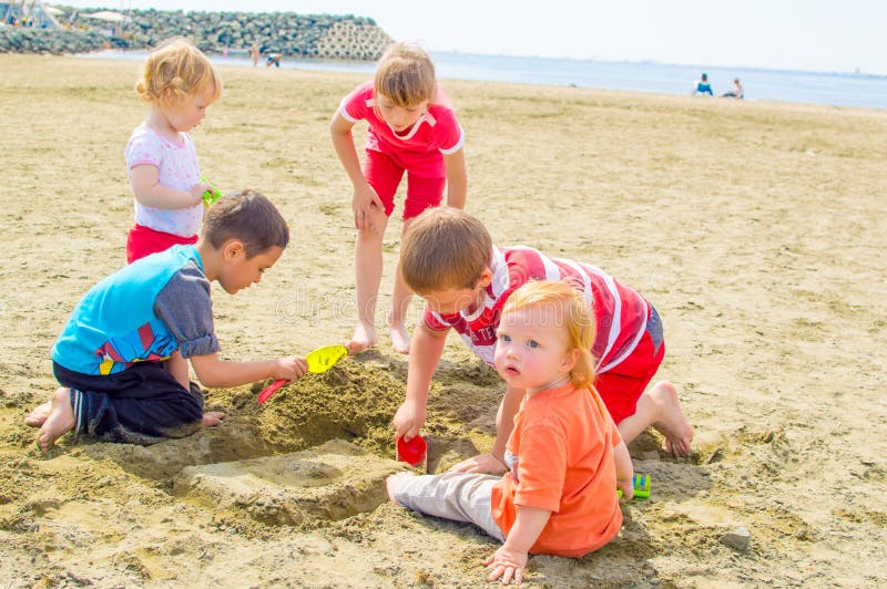 Kinder am Strand stockfoto. Bild von gruppe, kind, meer - 39171444