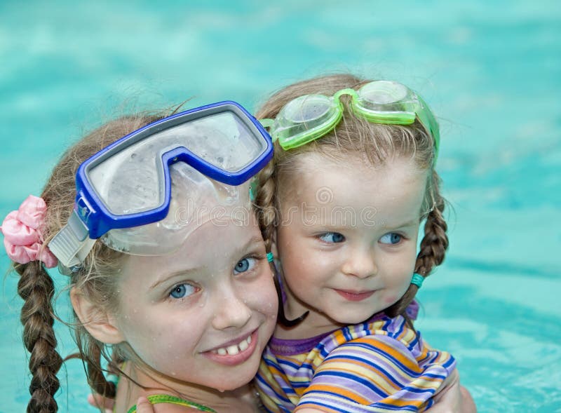 Kinder Swim Im Swimmingpool. Stockbild - Bild von kaukasisch, park: 9125963