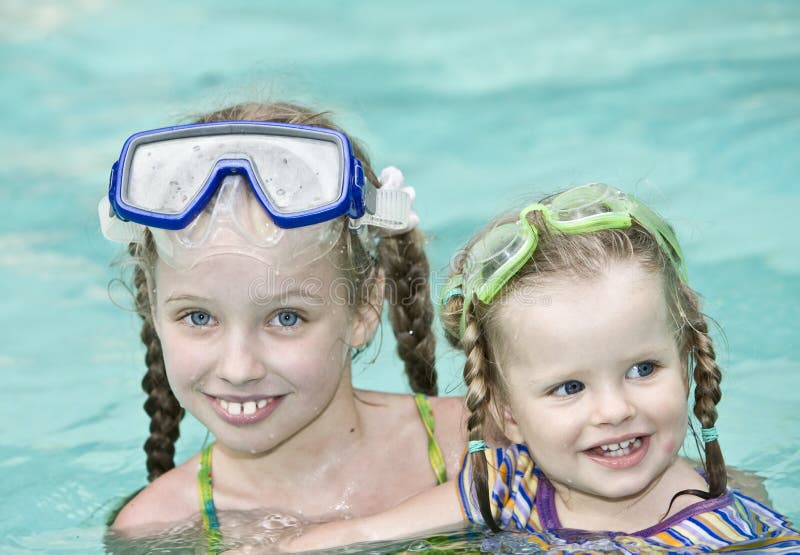 Glückliche Schwimmende Kinder Stockbild - Bild von schwimmen, brüder ...