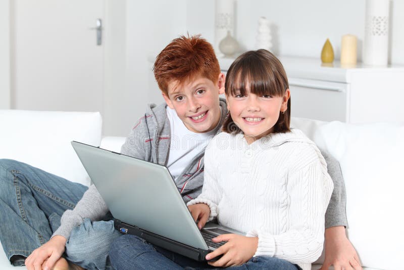 Kinder und Computer stockbild. Bild von bruder, netzwerk - 16289521