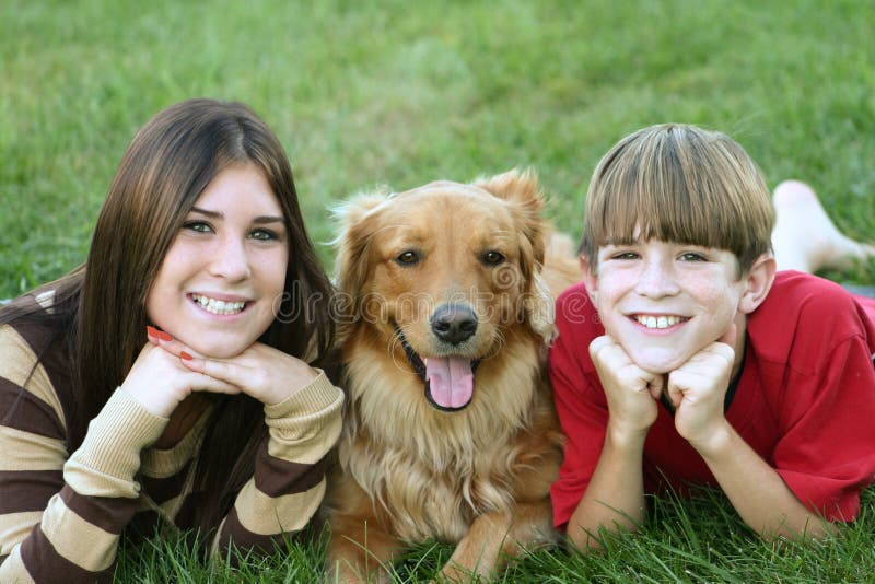 Kinder und Hund stockbild. Bild von gesicht, glück, freunde - 1213001