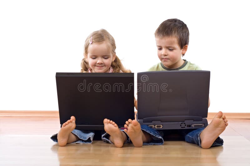 Kinder Unter Verwendung Der Laptop-Computer Stockfoto - Bild von ...