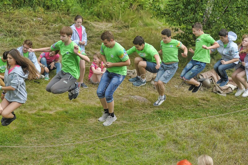 Kinderen Bij Touwtjespringen Redactionele Fotografie - Image of ...
