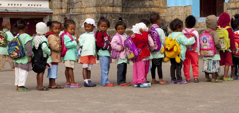 Kinderen in de rij redactionele afbeelding. Afbeelding bestaande uit ...