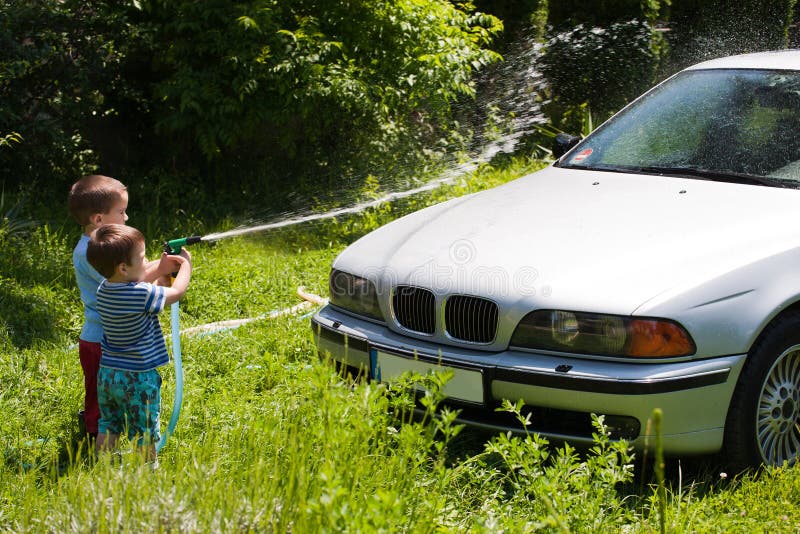 Kinderen Die Een Auto Wassen Stock Foto - Image of kind, spelen: 20445836