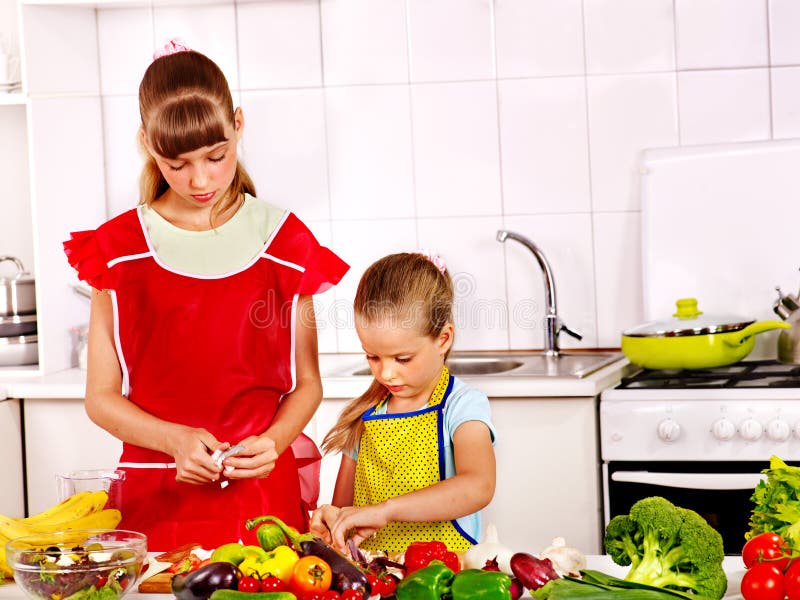 Kinderen Die Bij Keuken Koken. Stock Foto - Image of koken, mensen ...