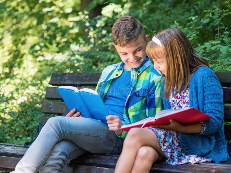 Kinderen die boek lezen stock afbeelding. Image of vrolijk - 77074235