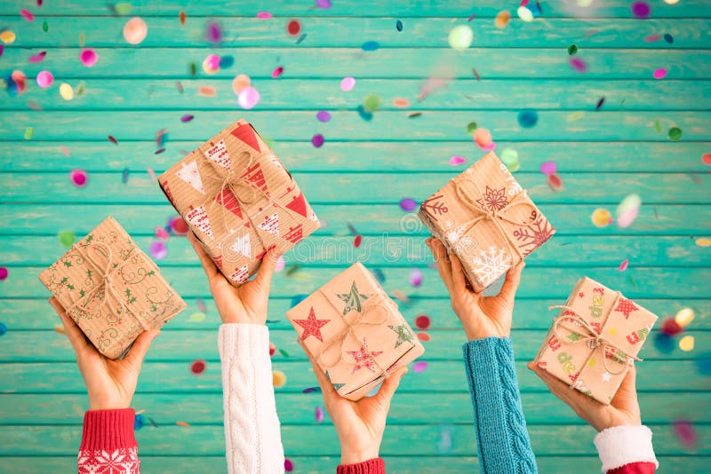 Kinderen Die De Dozen Van De Kerstmisgift Houden Stock Foto - Image of ...