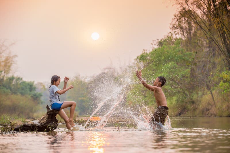 Kinderen Die in De Rivier Spelen Stock Afbeelding - Image of frankrijk ...