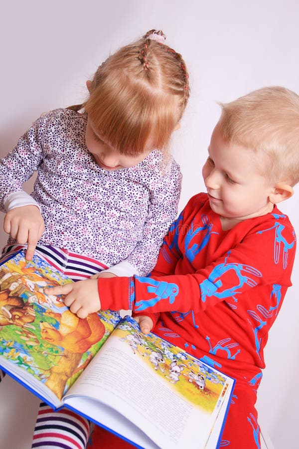 Kinderen Die Een Boek Lezen Stock Afbeelding - Image of geletterd ...