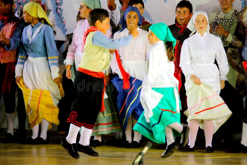 Kinderen Die Een Typische Dans Dansen Redactionele Stock Afbeelding ...