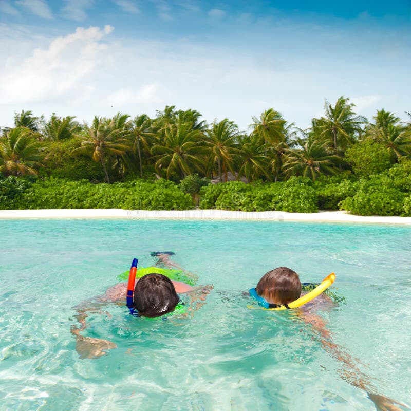 Kinderen Die in Keerkringen Snorkelen Stock Afbeelding - Image of ...