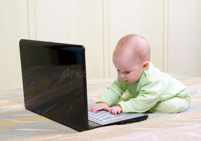 Kinderen in Luiers Die Met Een Laptop Spelen Stock Afbeelding - Image ...
