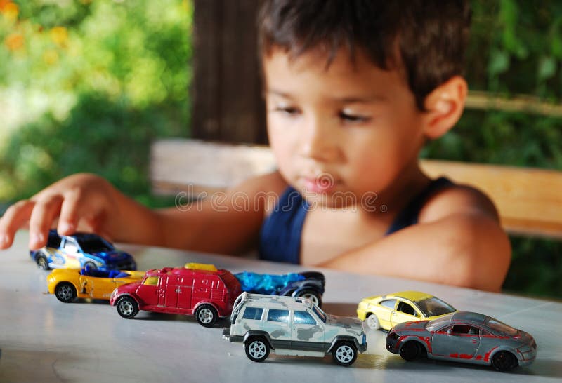 Kinderen Die Met Auto'sspeelgoed Spelen Openlucht Stock Afbeelding ...