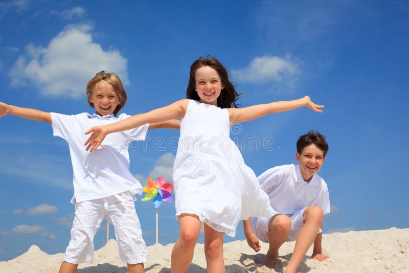 Kinderen Die Op Strand Spelen Stock Afbeelding - Image of geluk, zuster ...