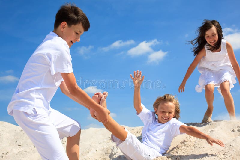 Kinderen Die Op Strand Spelen Stock Afbeelding - Image of geluk, zuster ...