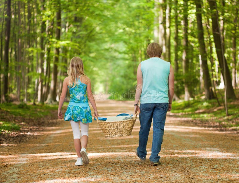 Kinderen die samen lopen stock foto. Image of jongen - 19335150