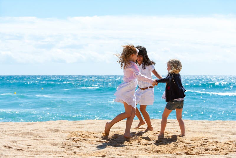 Kinderen Die Spel Op Strand Spelen. Stock Afbeelding - Image of ...