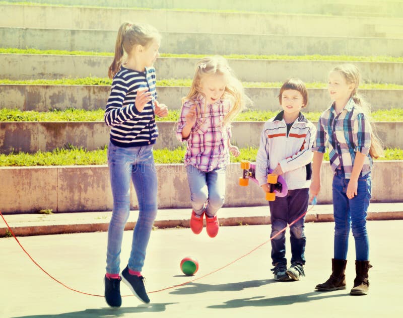 Kinderen Die Touwtjespringen Springend Spel Spelen Stock Foto - Image ...