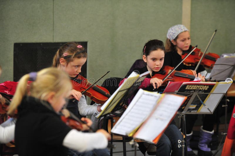 Kinderen die viool spelen redactionele stock afbeelding. Image of ...