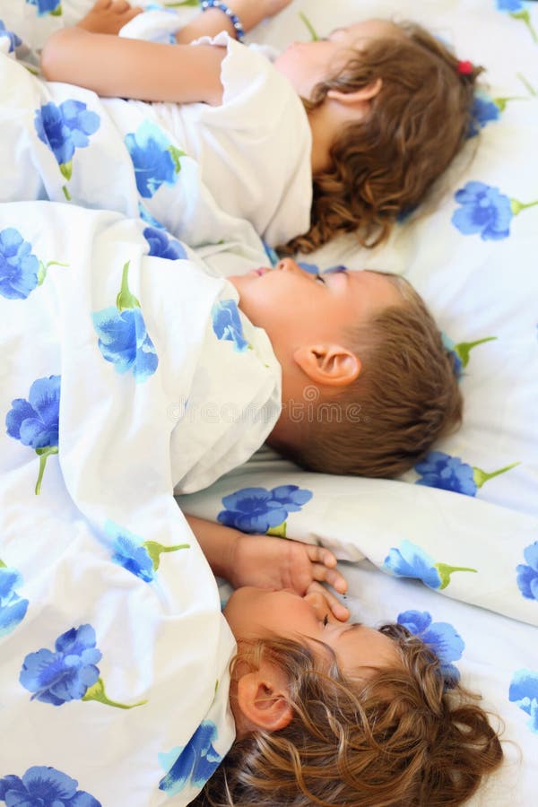 Kinderen Drie Die Samen Op Bed Slapen Stock Foto - Image of naturalness ...
