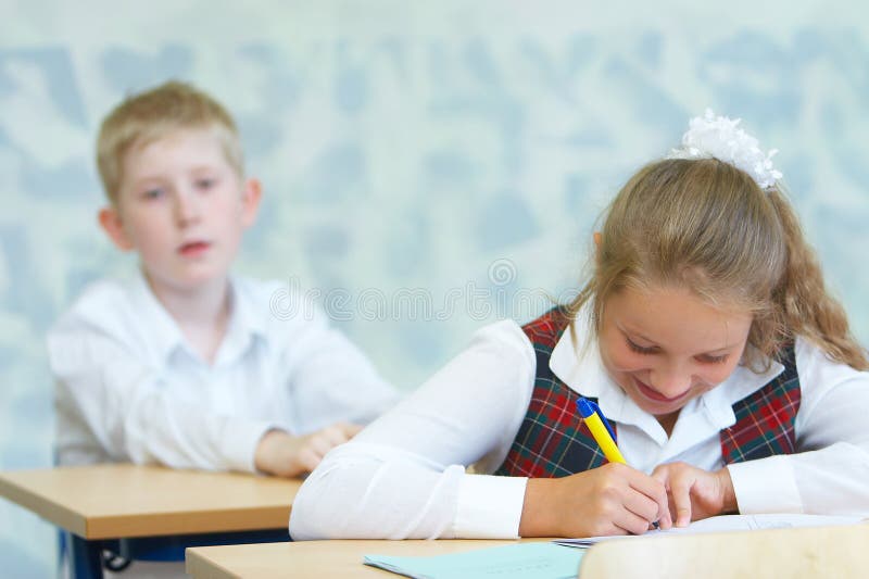 Kinderen in een klas stock foto. Image of schrijven, klasse - 4462968