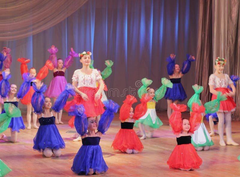 Kinderen het dansen redactionele stock afbeelding. Afbeelding bestaande ...