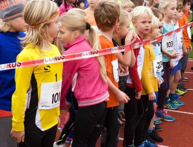 Kinderen klaar te lopen redactionele afbeelding. Image of kind - 65760005