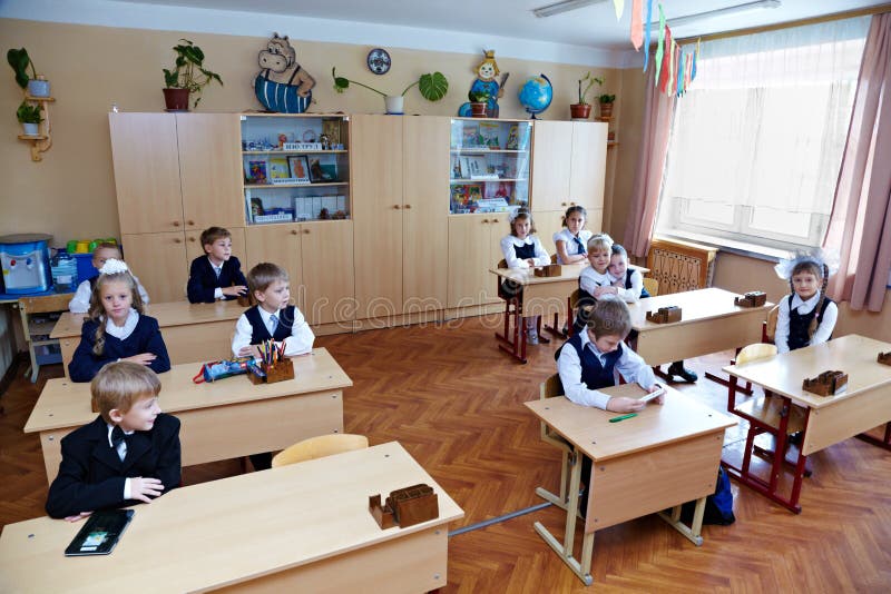 Kinderen in de klas redactionele fotografie. Image of mensen - 23604312