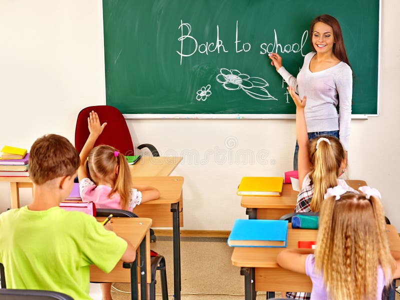 Kinderen in Klaslokaal Met Leraar Stock Foto - Image of vrolijk, wijfje ...