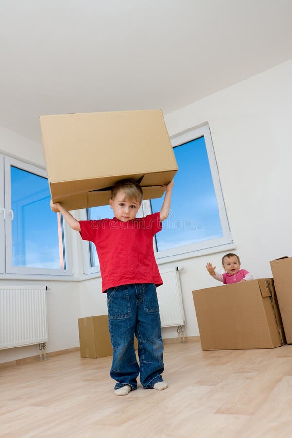 Kinderen met dozen in huis stock afbeelding. Image of doos - 6378057