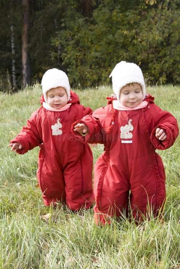 Kinderen op gang stock afbeelding. Image of gezichts - 12249085